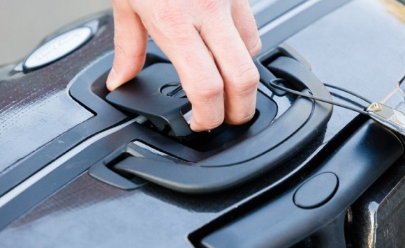 Drive By :: Samsonite Lite-Locked 68L Spinner - Carryology