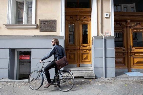 Journey through West Berlin, starring the Cravar Alpha 15/Rust - Carryology